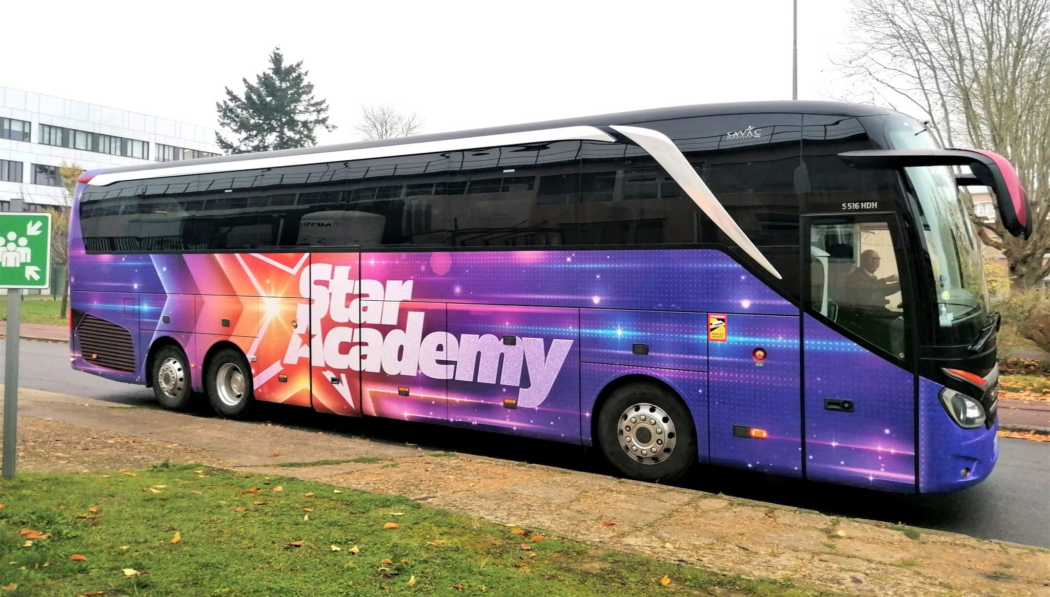 Le bus de la Star Academy pour les apprenants de l'INSTN ! - INSTN